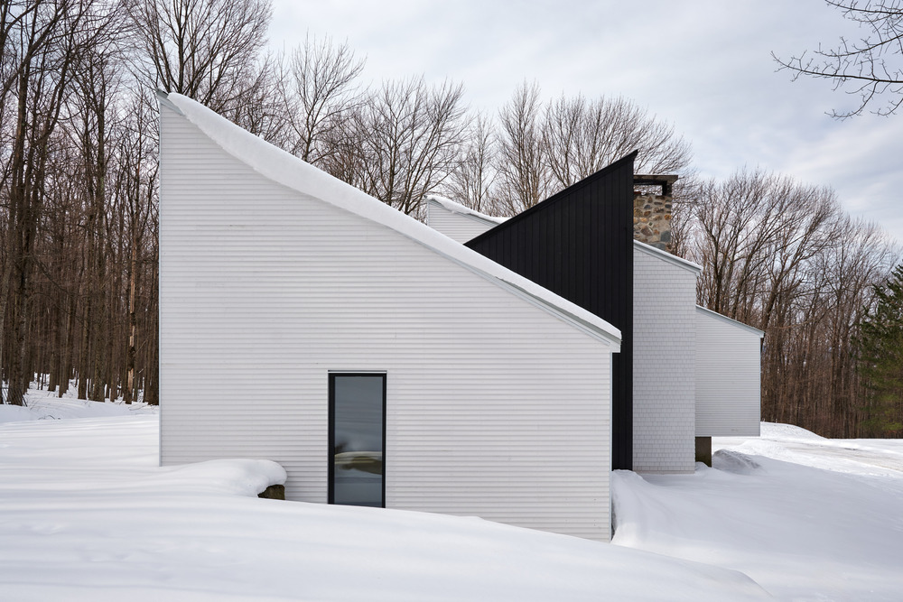 The Ash Tree House: A Contemporary Chalet Transformation